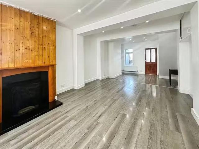 Charming 1 BA 3 bedroom Mid Terrace House to rent, Malling Roa.