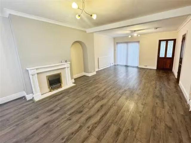 Just in! 1 BA 3 bedroom Mid Terrace House to rent, Middlecotes.
