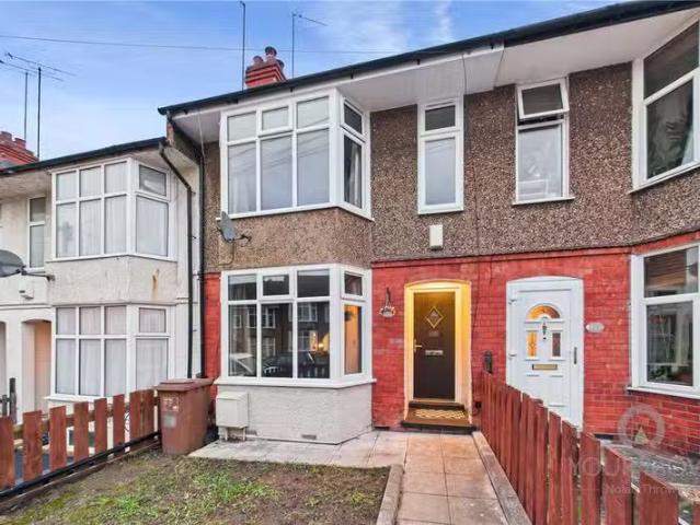 Nice 1 BA 3 bedroom Mid Terrace House to rent, Murray Avenue.