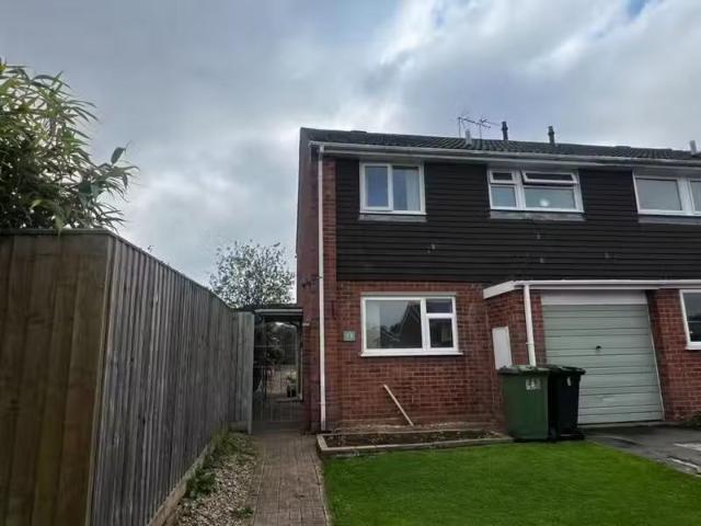Cheap 1 BA 3 bedroom semi detached house for rent in Birch Clo.