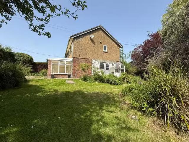Cheap 1 BA 3 bedroom semi detached house for rent in Gravel La.