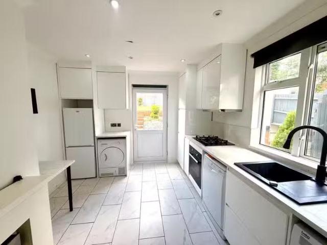 Charming 1 BA 3 bedroom semi detached house for rent in Ockham.