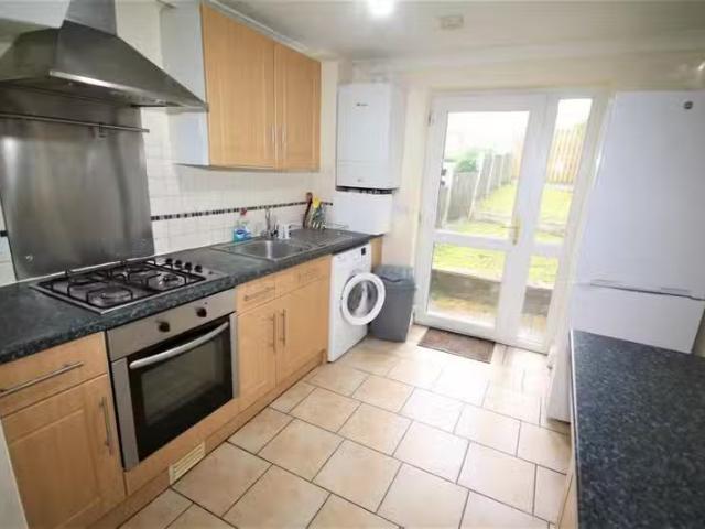 Cheap 1 BA 3 bedroom terraced house for rent in Crossways, Can.