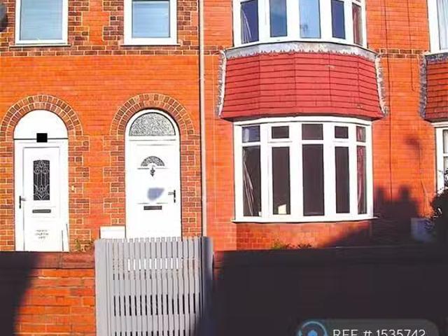 Cheap 1 BA 3 bedroom terraced house for rent in Avondale Road.