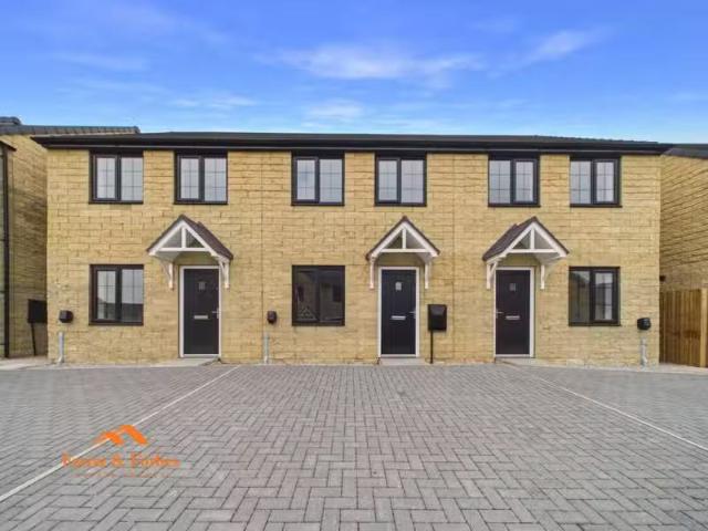 Rental! 1 BA 3 bedroom terraced house for rent in Bancroft Clo.