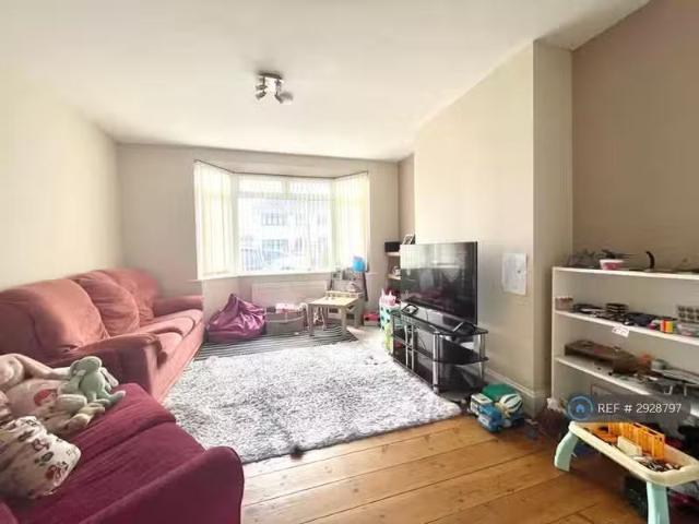 Rental! 1 BA 3 bedroom terraced house for rent in Elm Park, Br.