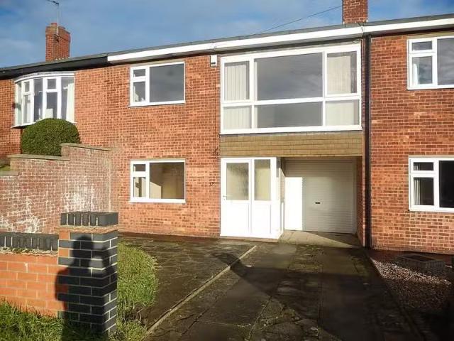 Just in! 1 BA 3 bedroom terraced house for rent in High Street.