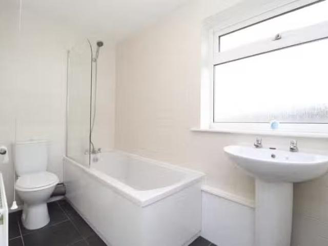 Rental! 1 BA 3 bedroom terraced house for rent in Ion Road, Bu.