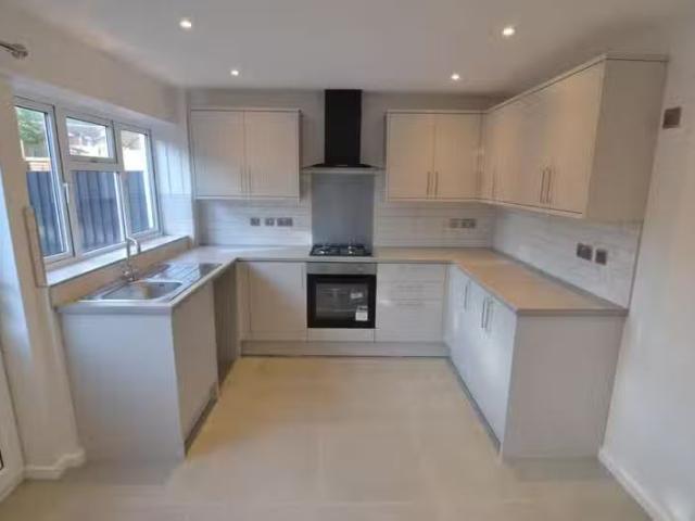 For Rent! 1 BA 3 bedroom terraced house for rent in Lynton Ave.