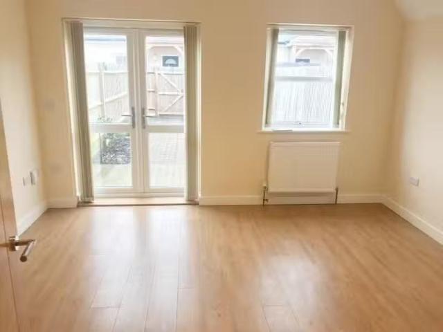 Cozy 1 BA 3 bedroom terraced house for rent in Norway Street.