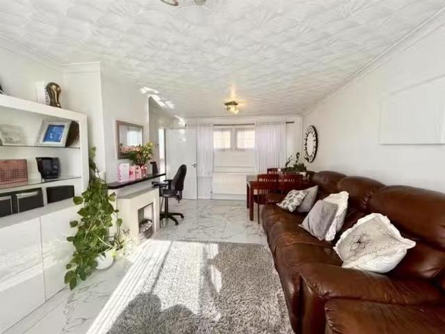 Charming 1 BA 3 bedroom terraced house for rent in Northbrooks.