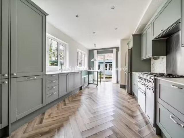 Cheap 1 BA 3 bedroom terraced house for rent in Queens Road, B.