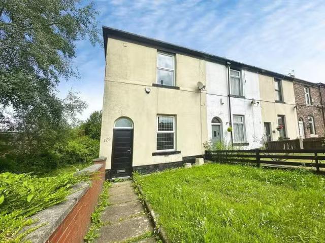 Rental! 1 BA 3 bedroom terraced house for rent in Rochdale Old.