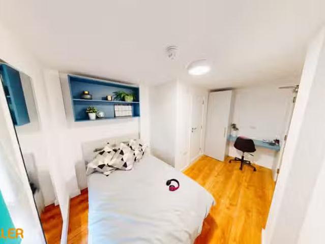 Rental! 1 BA Private hall for rent in The Cube, 85 93 Bradsh.