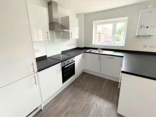 Nice 1 BA Studio apartment for rent in Blanchfort Close, Tile.