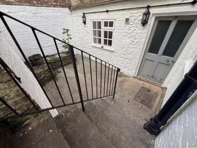Nice 1 BA Studio flat for rent in The Halve, Trowbridge,, B.