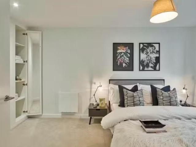 Just in! 1 BA Studio flat for rent in The Helm, 37 Holdenhurst.