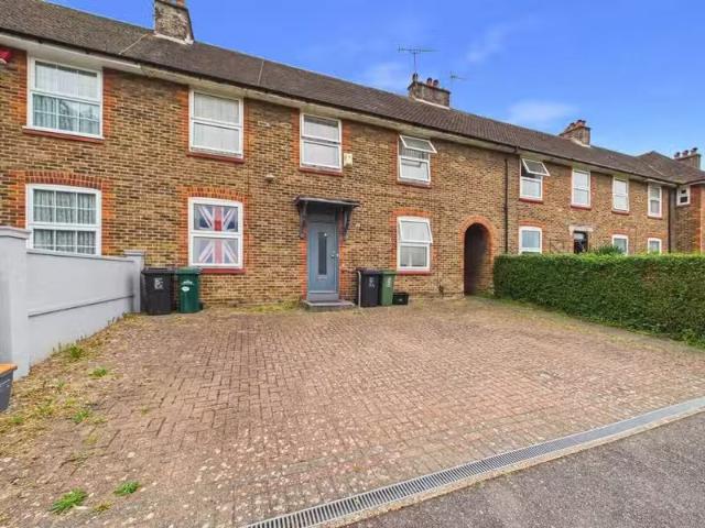 Cheap 1 BA Studio flat for rent in The Highway, Brighton, BN2.
