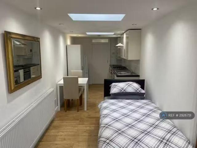 Rental! 1 BA Studio flat for rent in Wood End Avenue, Harrow.