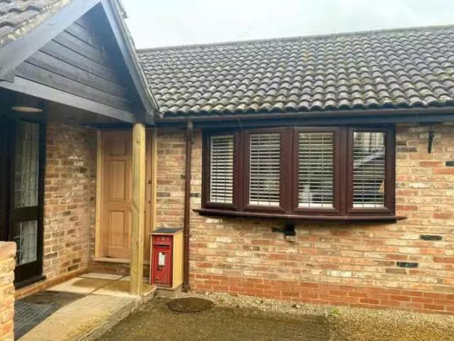 Cozy 1 BA Studio flat for rent in Ashwood Park, Fetcham, Leath.