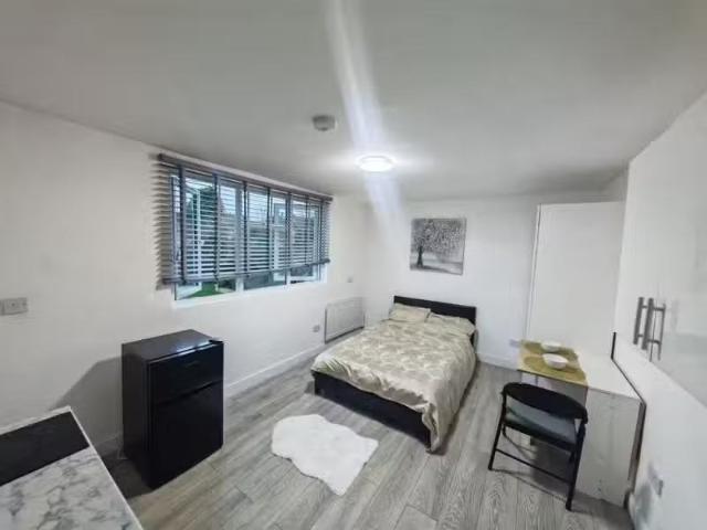 Nice 1 BA Studio flat for rent in Barfields, Loughton, IG10