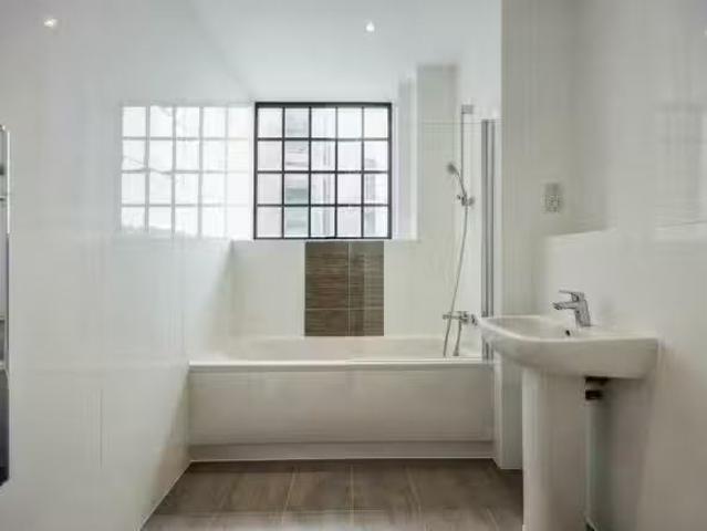 Cheap 1 BA Studio flat for rent in De Havilland Building, Leig.
