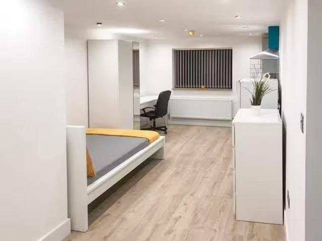 Just in! 1 BA Studio flat for rent in Far Gosford Street, City.