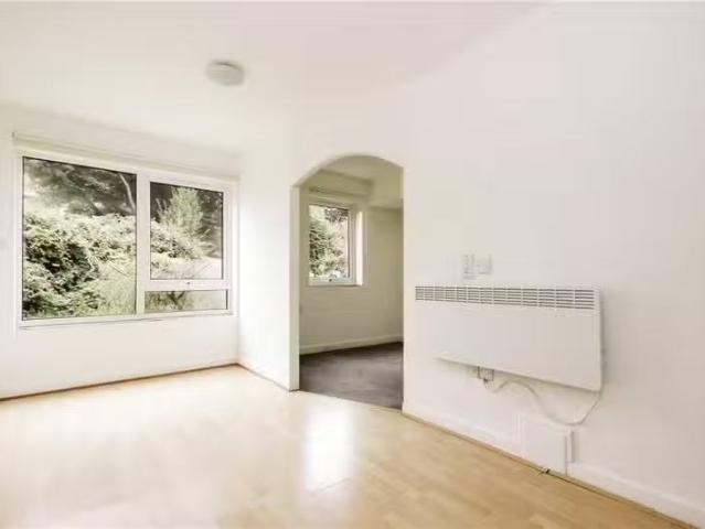 Rental! 1 BA Studio flat for rent in Glencoyne Court, St. Step.