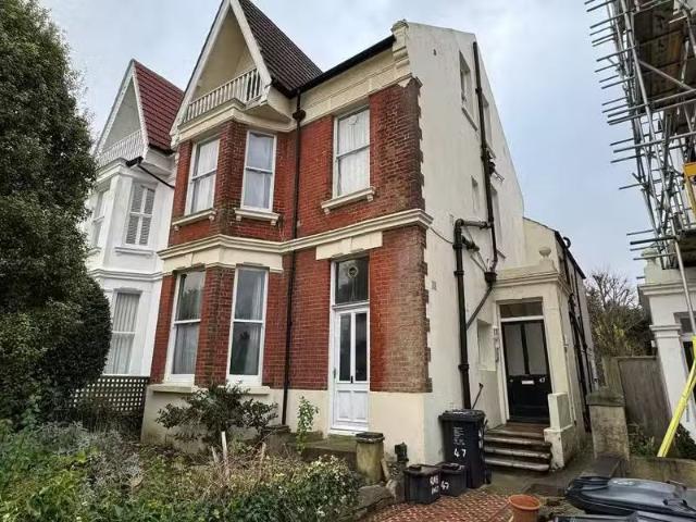 Just in! 1 BA Studio flat for rent in Hove Park Villas, Hove.