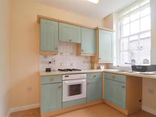 Cheap 1 bedroom apartment for rent in Heasman Close, Newmarket.