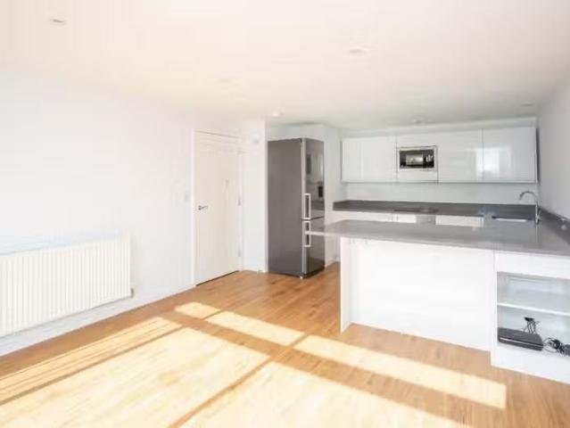 Nice 1 bedroom apartment for rent in Newsom Place, Manor Road.