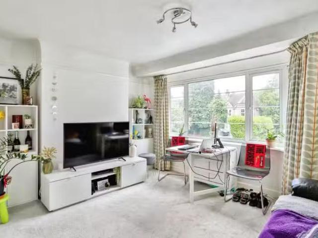 Nice 1 bedroom apartment for rent in Princess Road, Westbourne.