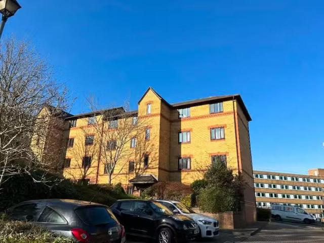 For Rent! 1 bedroom apartment for rent in Redcliff Mead Lane.