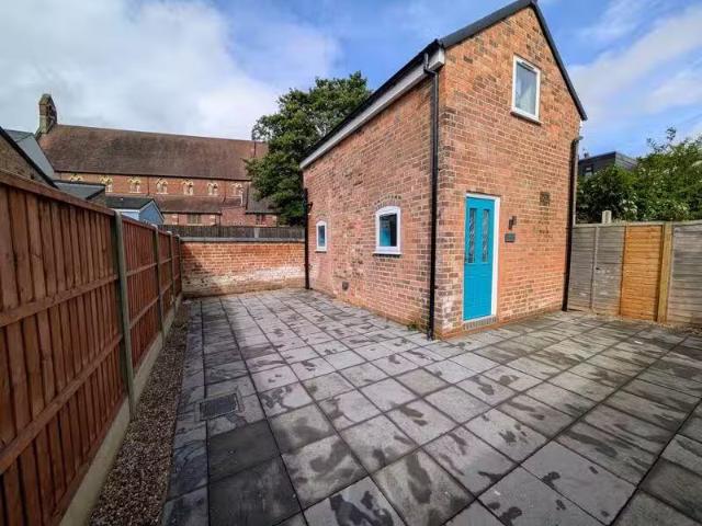 Nice 1 bedroom coach house for rent in The Coach House, 107 Hu.