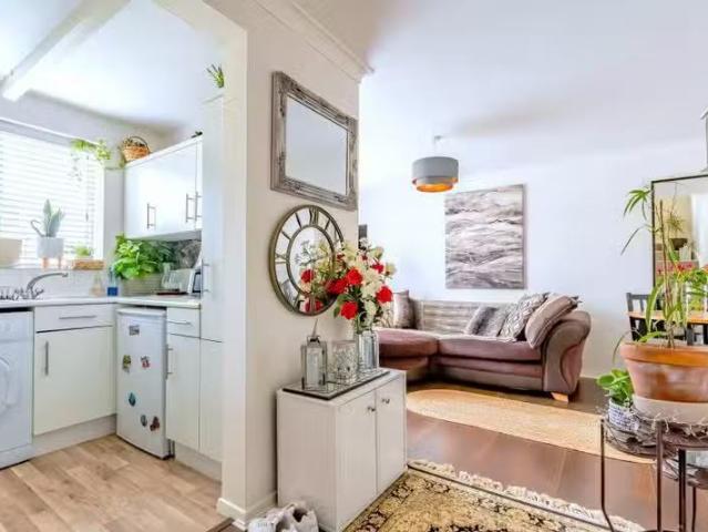 Rental! 1 bedroom end of terrace house for rent in Courtlands.