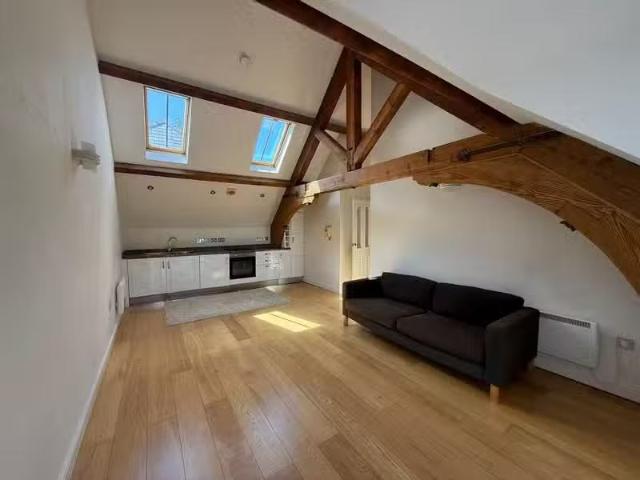 Charming 1 bedroom flat for rent in The Old School House, Lodg.