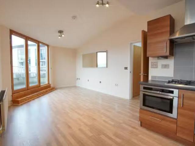 Deal! 1 bedroom flat for rent in The Crescent, Hannover Quay.