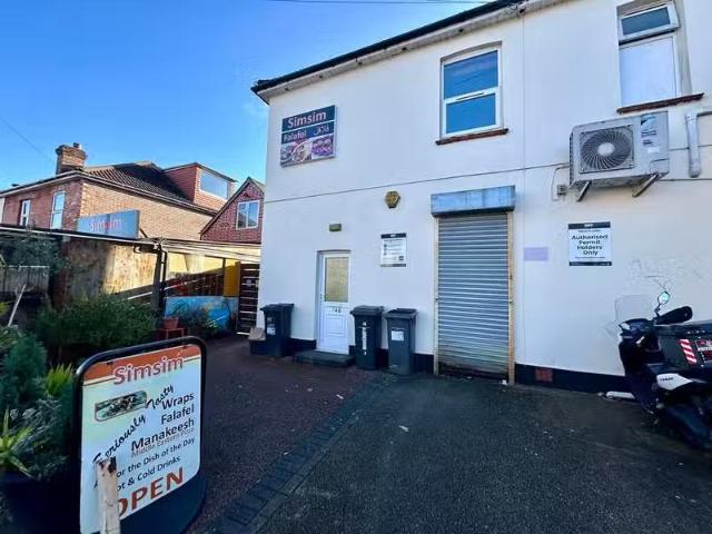 Cozy 1 bedroom flat share for rent in Charminster Road, Bourne.