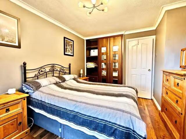 Cheap 1 bedroom house share for rent in Castle Crescent, Castl.