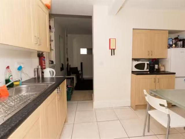 For Rent! 1 bedroom house share for rent in Queen Street, Tref.