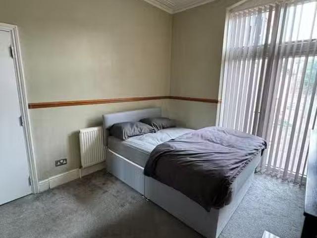 Nice 1 bedroom house share for rent in Room 2, Hatfield Road.