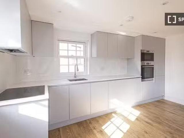 Cheap 1 BR 2 bedroom apartment for rent in Plaistow South, Lon.