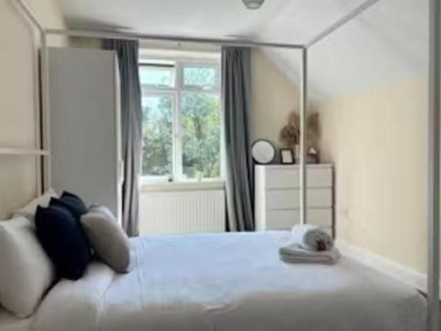 Deal! 1 BR Tushmore Lane, Crawley