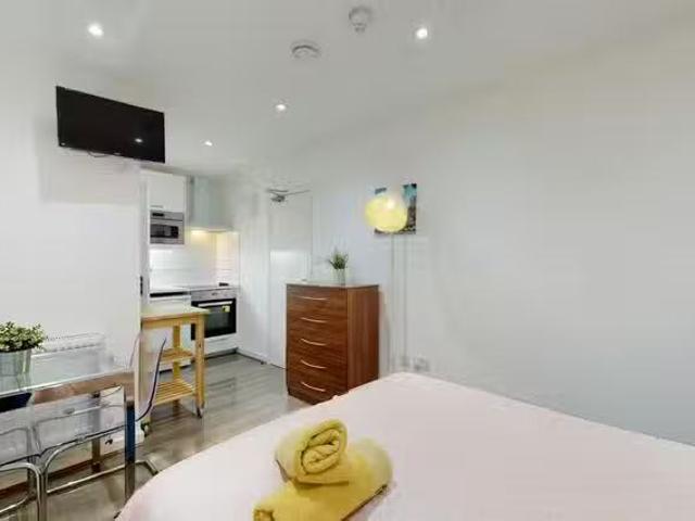 Charming 1 BR Blenheim Gardens, London