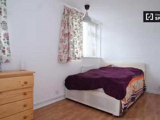 For Rent! 1 BR Bright room in 3 bedroom flatshare in Hackney.
