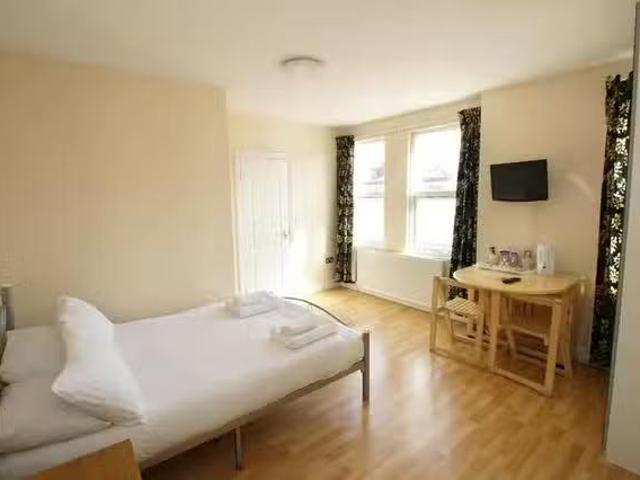 Deal! 1 BR Franciscan Road, London