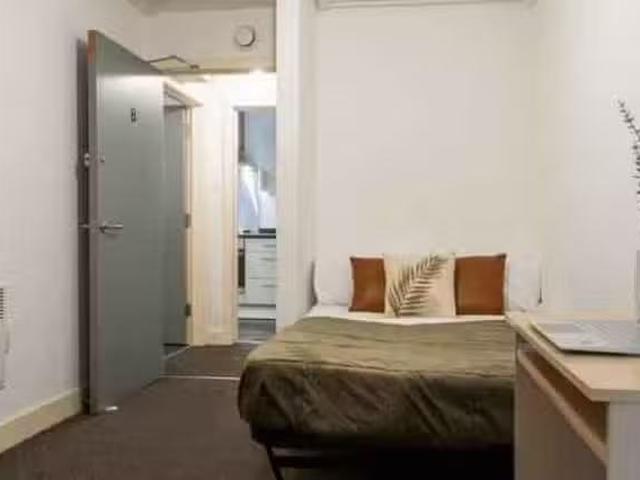 Cozy 1 BR Gold Non Ensuite Top Floor