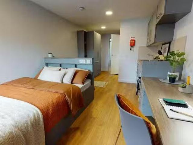 Nice 1 BR i Q Collingwood Silver En Suite