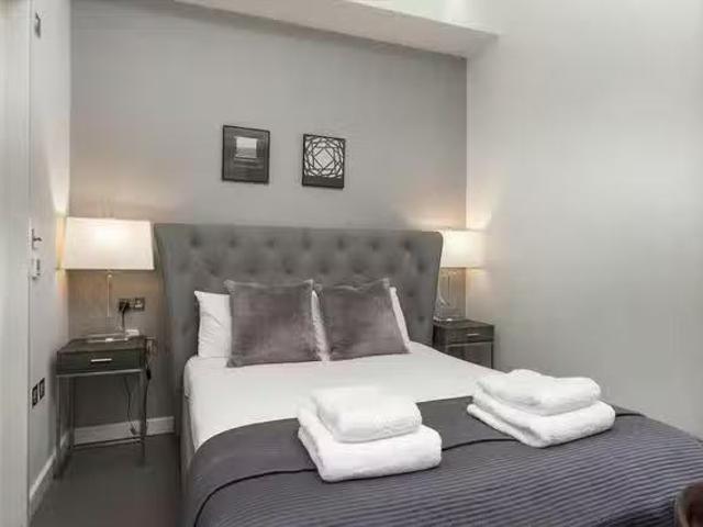 Nice 1 BR Kensington Court, London