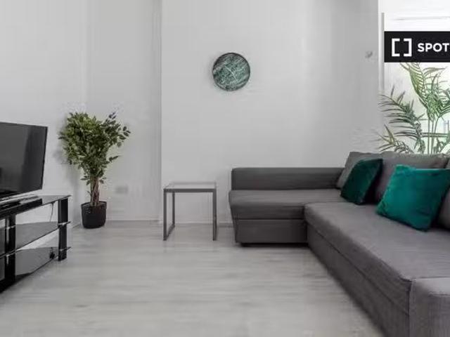 Charming 1 BR Large 1 bedroom apartment to rent in Kensington.